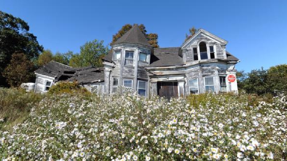 Searsport's much-photographed dilapidated house to be taken down | WGME